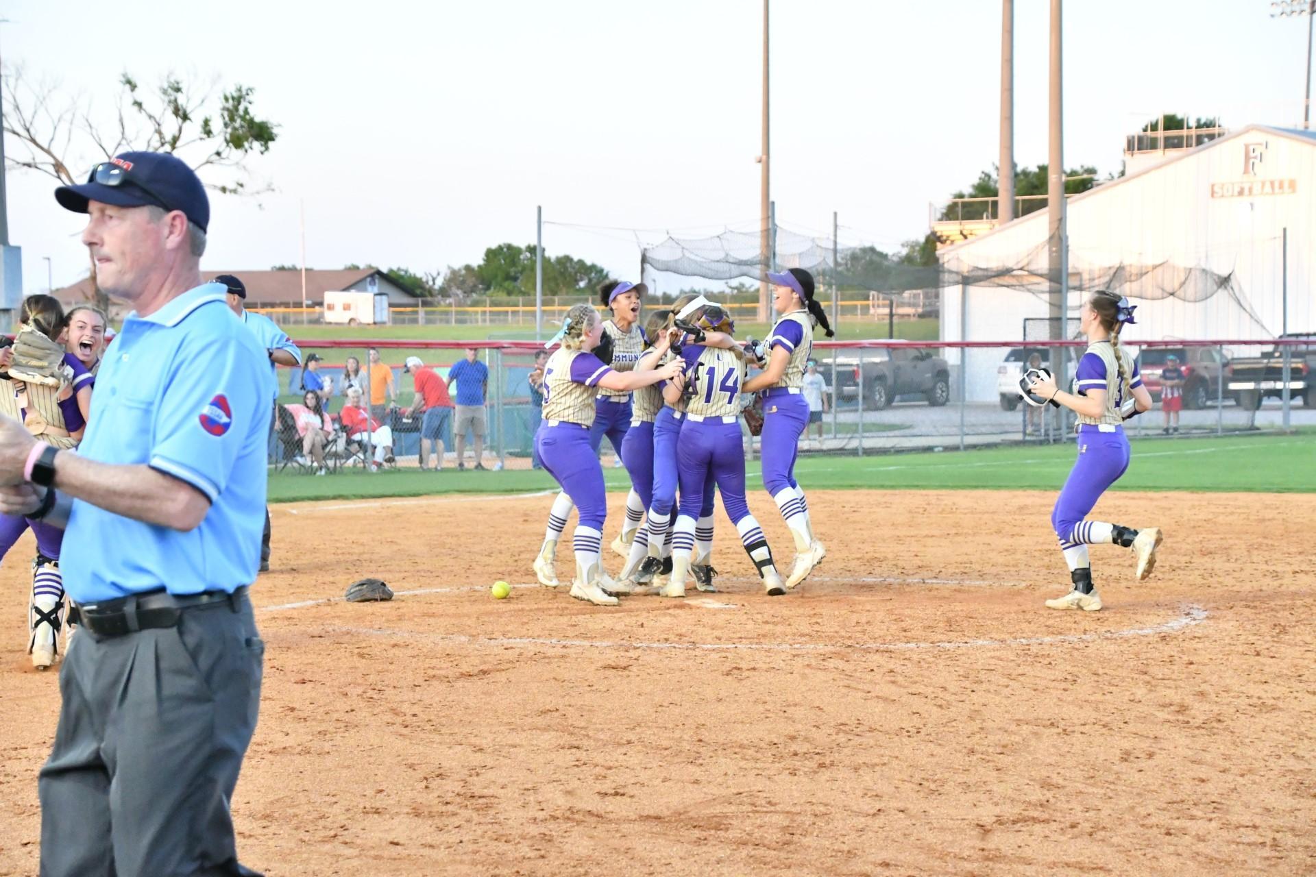 Softball – Softball – Community High School