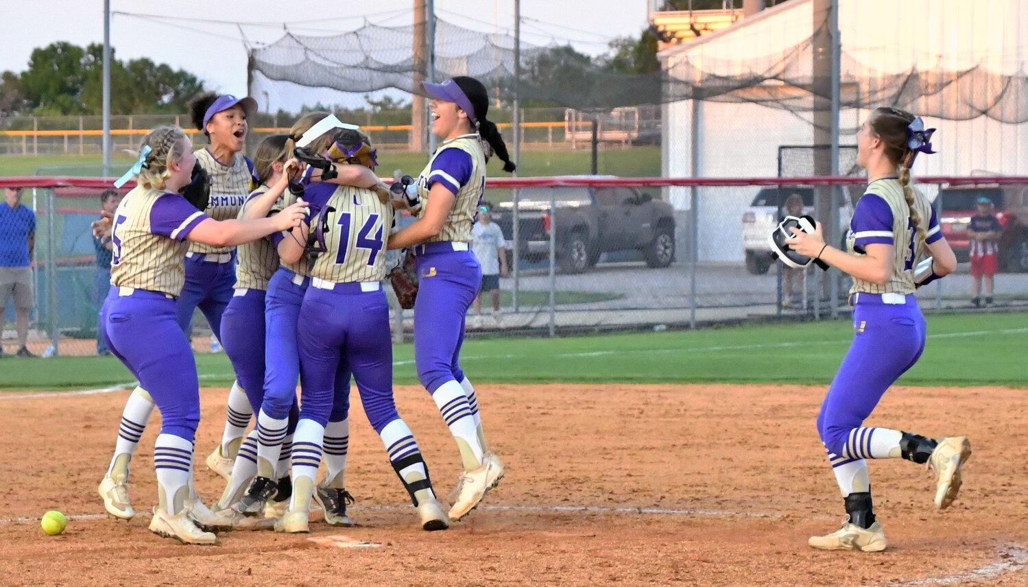 Softball – Softball – Community High School