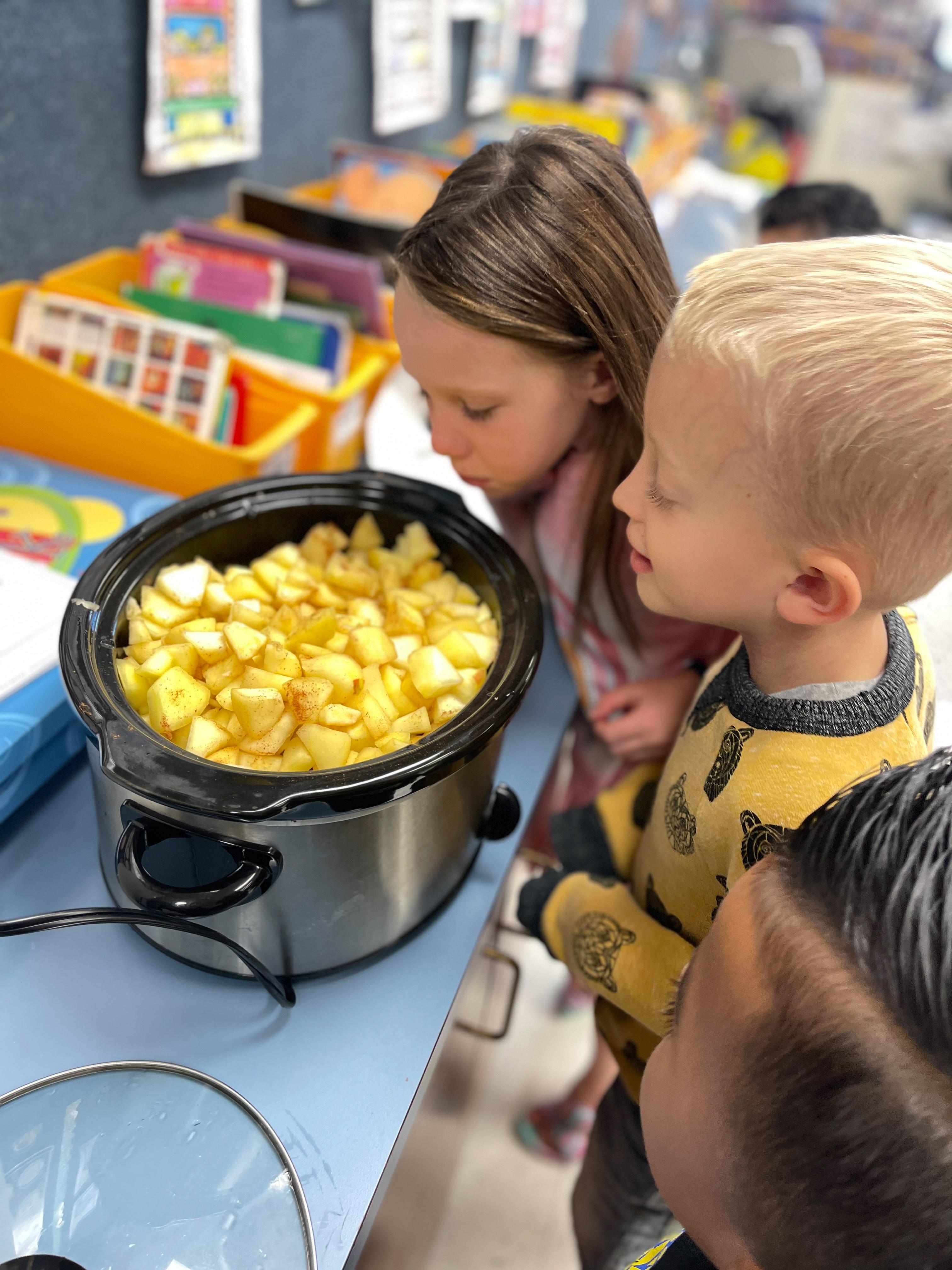 Kindergarten Students Turn Apples into Applesauce | Westwind Elementary ...