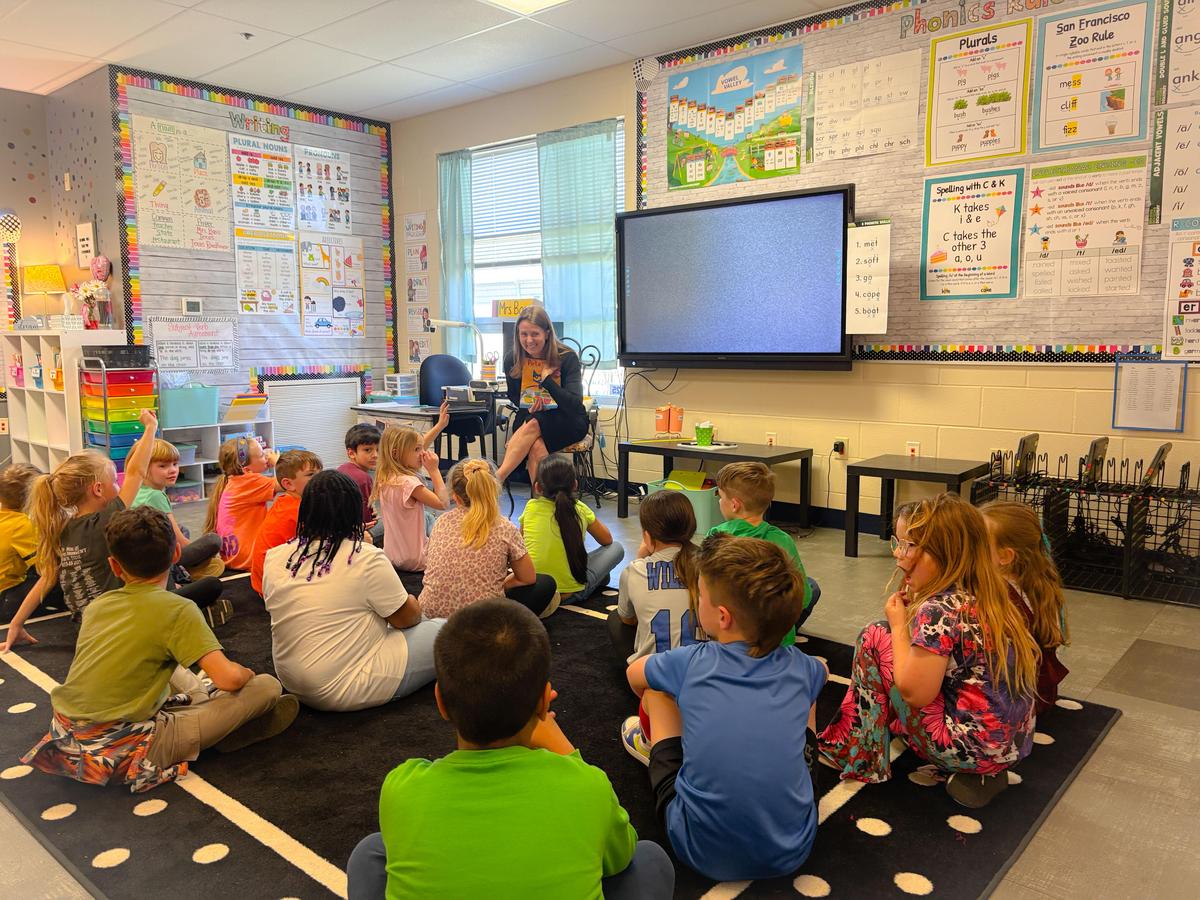 Longview Mayor Reads To Students During Spring Hill Primary Read-A-Thon ...